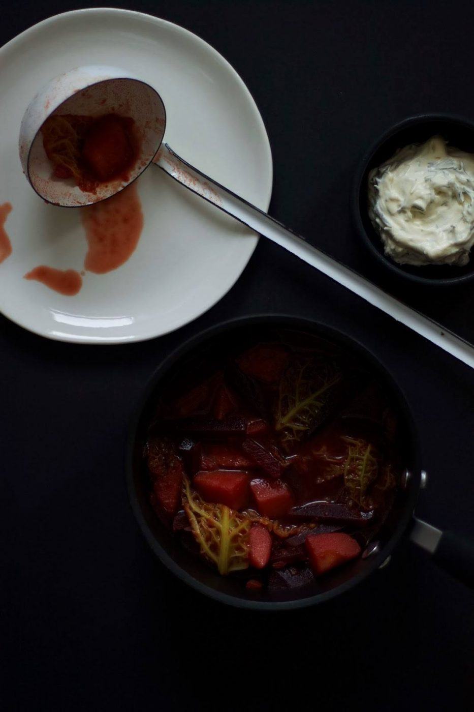 Wirsing-Kartoffel-Eintopf mit Rote Beete & Dill-Dip - Our Food Stories