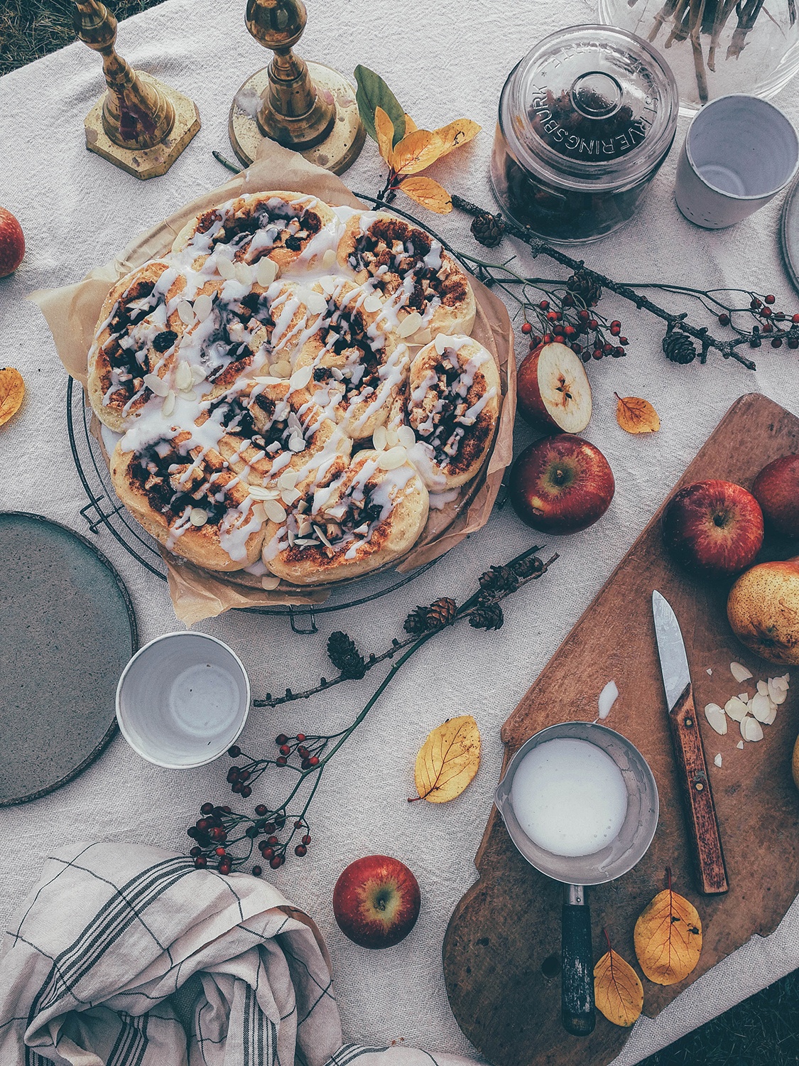 Gluten-free Apple-Cinnamon Rolls & an autumn inspired table set-up ...