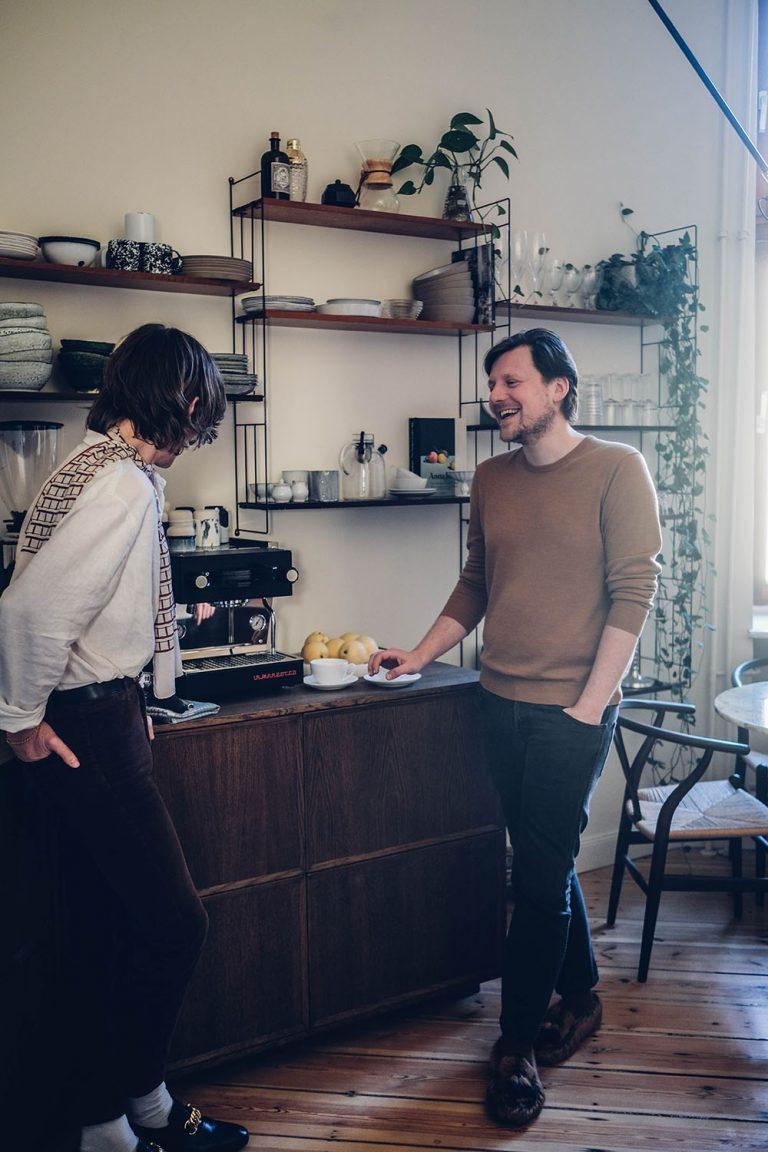 Schauen Sie Sich Um Zu Besuch Bei Tim Labenda Und Hannes Krause In Berlin