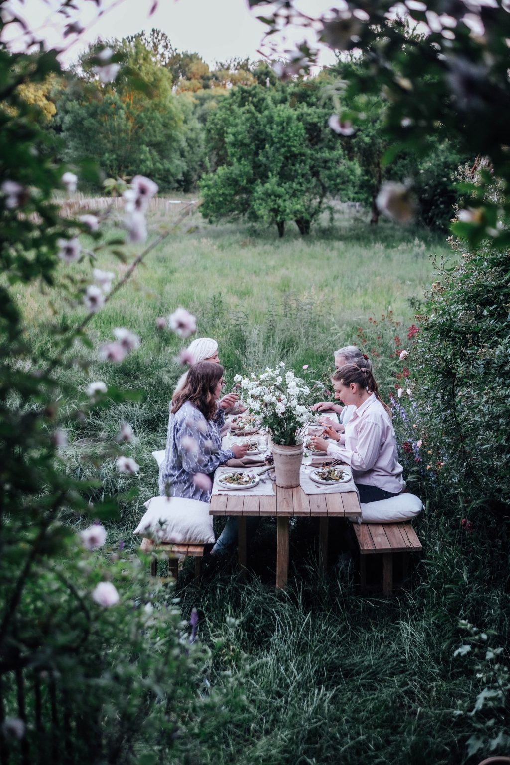 A Summer Gathering in the Garden & a summery Artichoke Pasta Salad ...