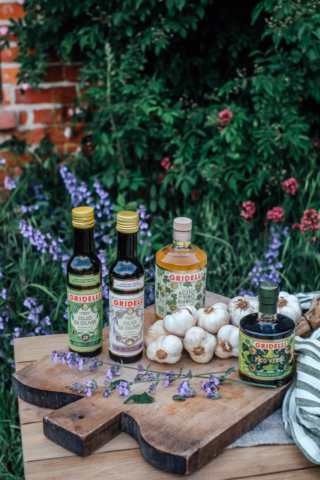 A Summer Gathering in the Garden & a summery Artichoke Pasta Salad ...
